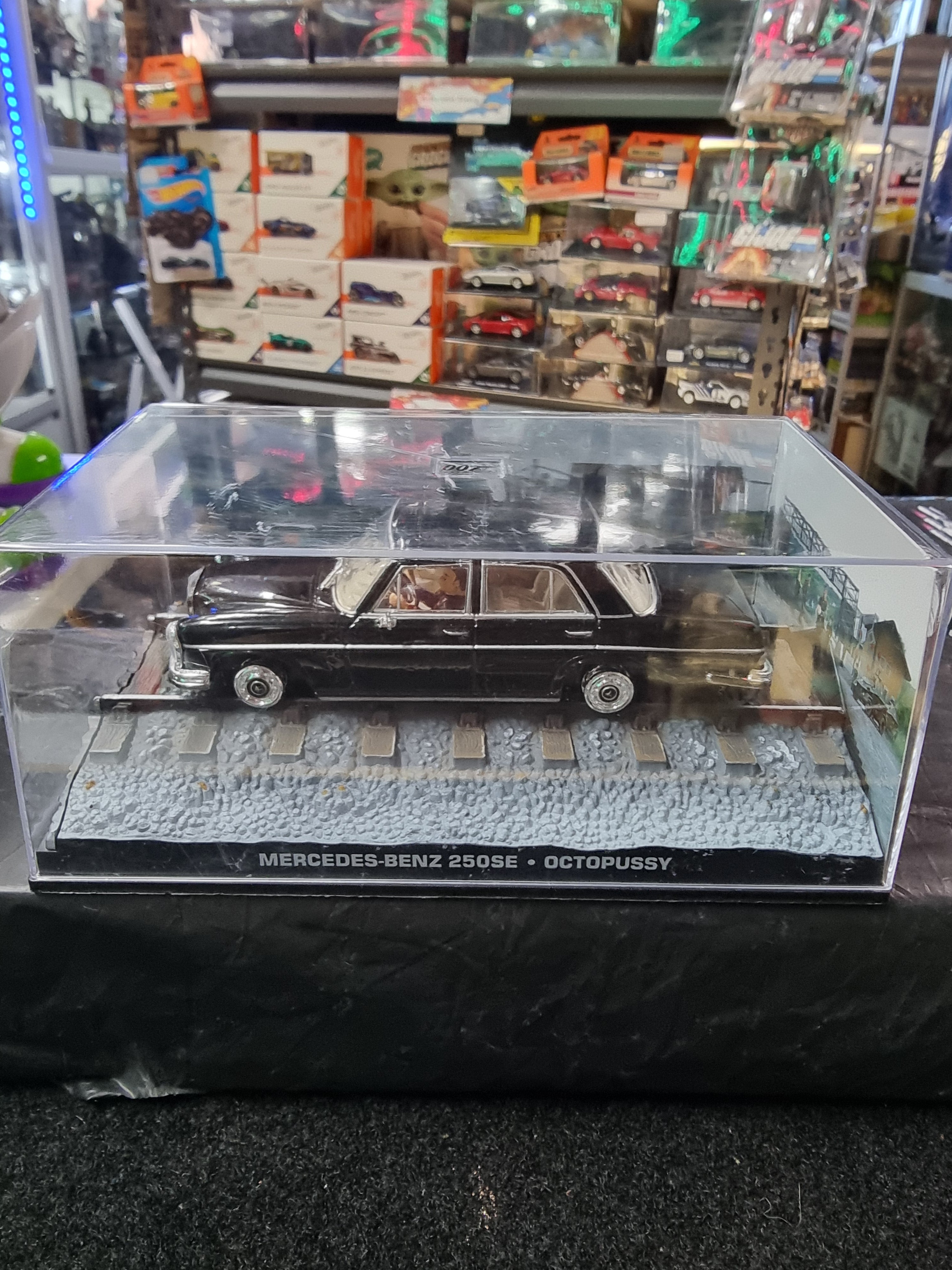 James Bond 007 Mercedes-Benz 250SE - Octopussy 1:43 Diecast Car ...