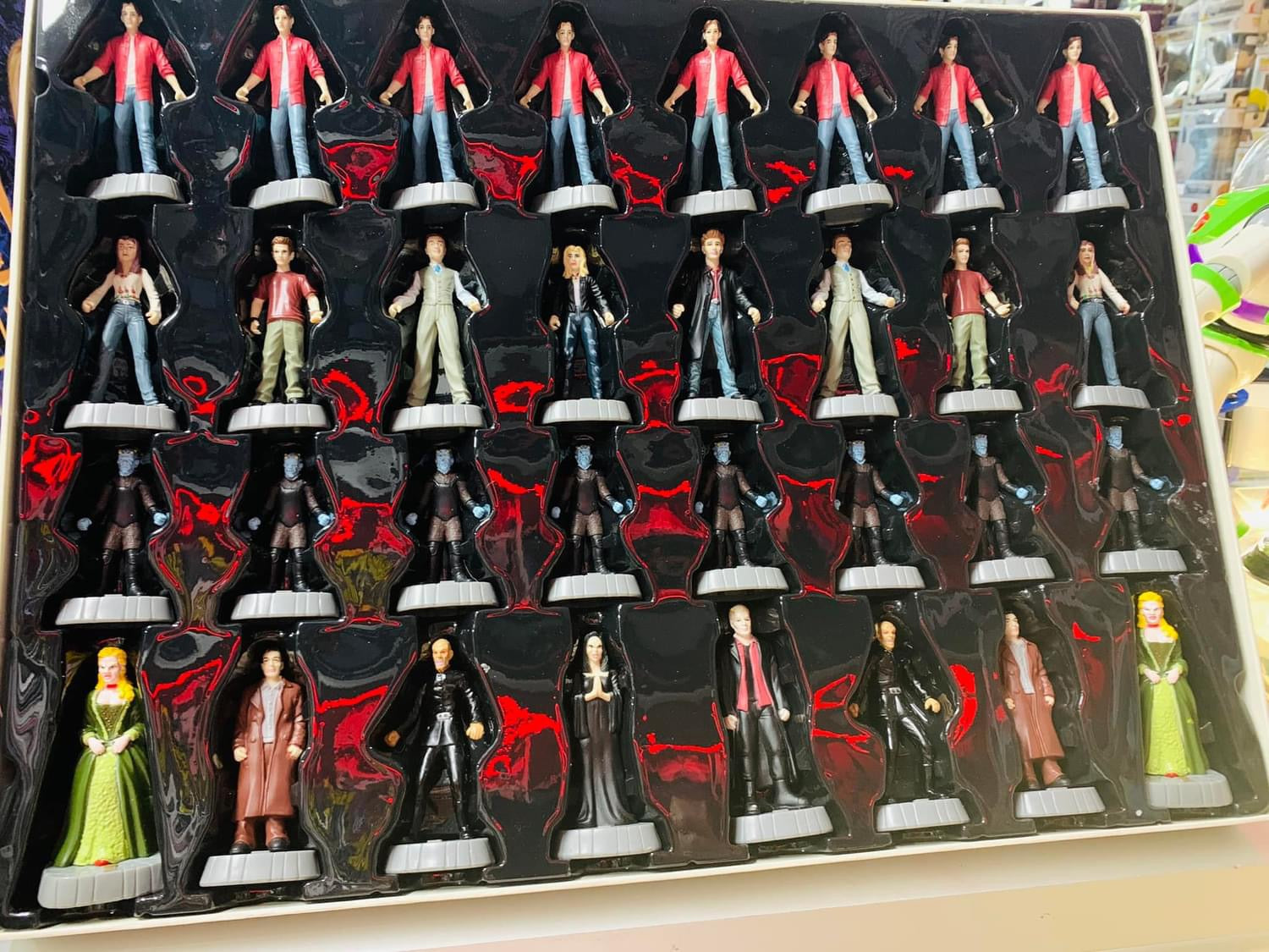 BUFFY THE VAMIRE SLAYER CHESS SET – Captain Comics and Collectables Pty Ltd